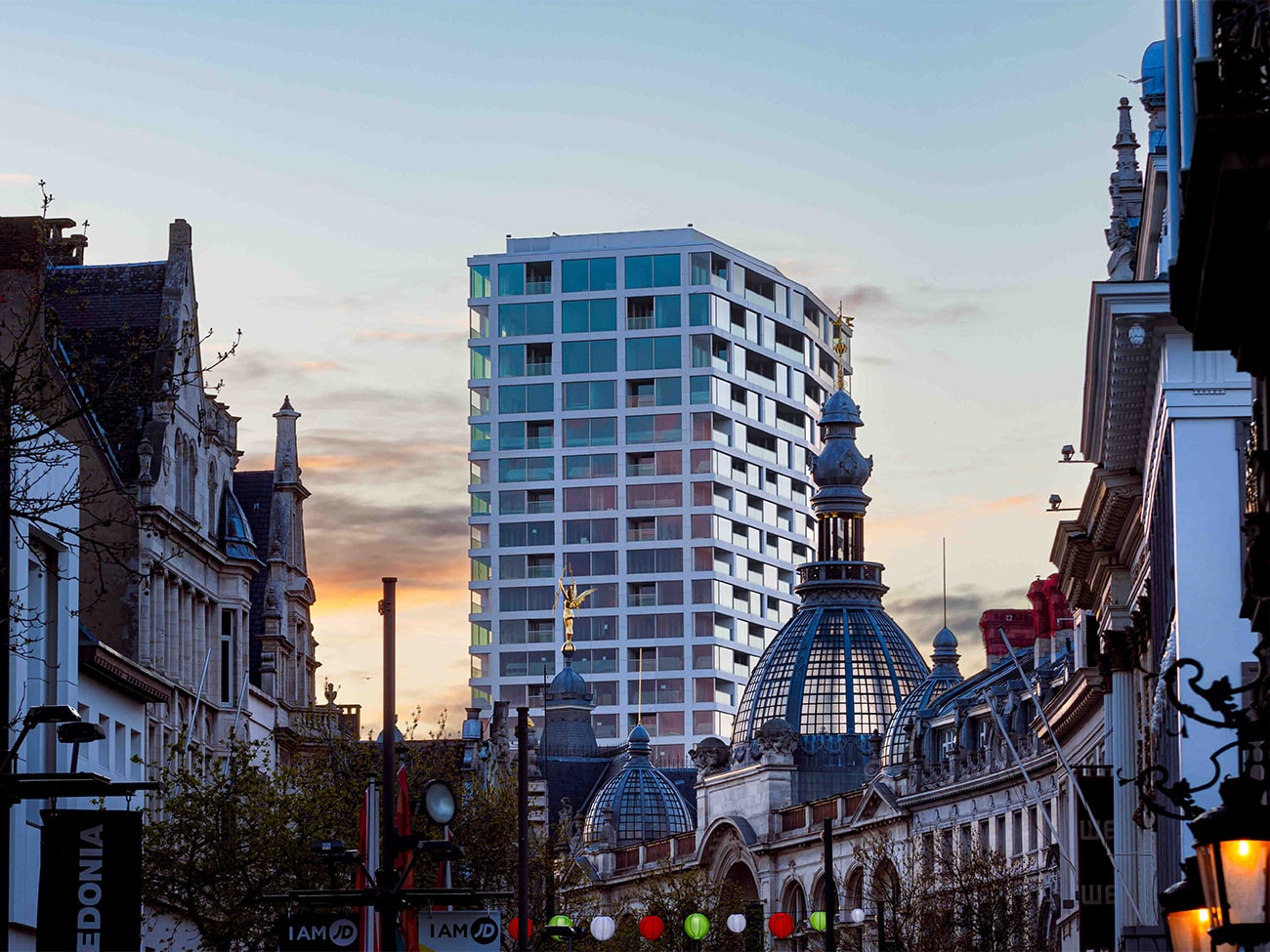 Antwerp Tower - Ramen als het kader van een schilderij