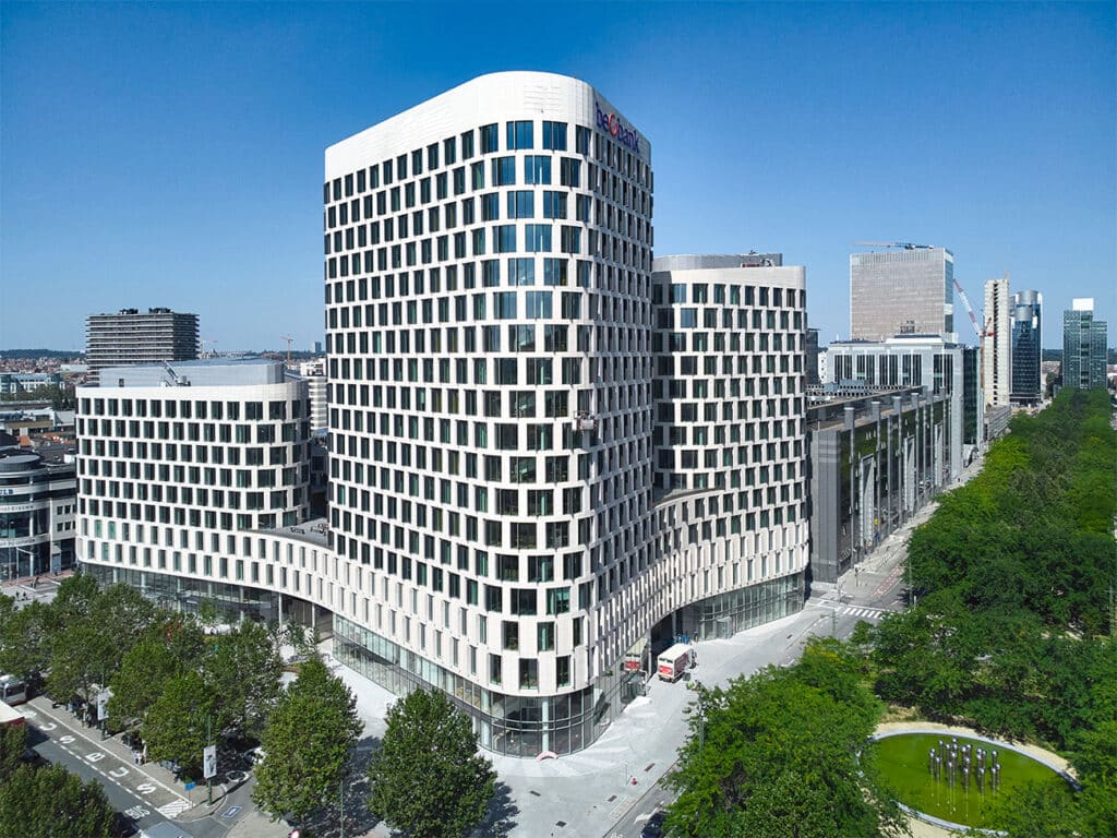 Een kwartet van gebouwen met gebogen gevels van Reynaers Aluminium