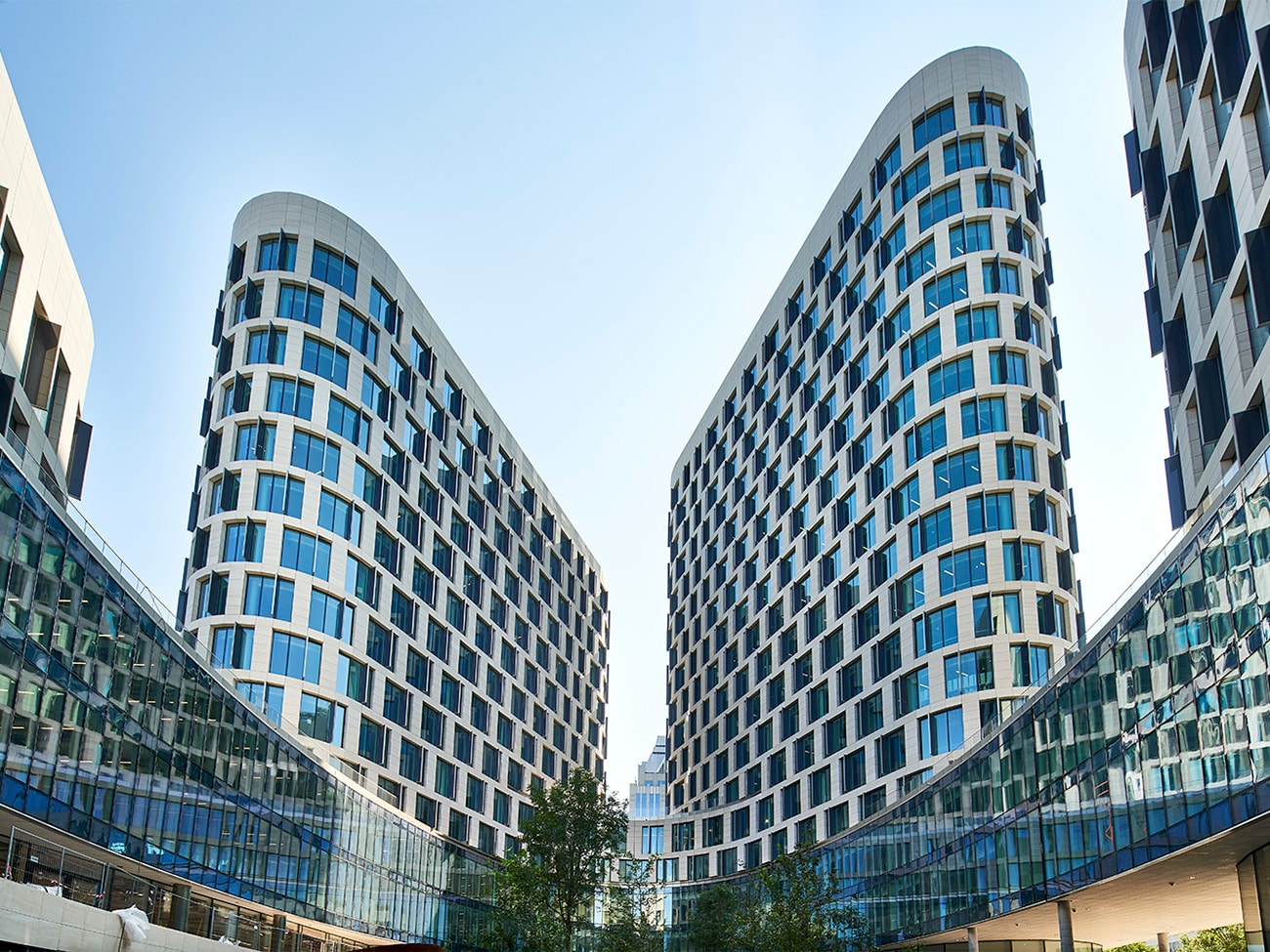 Een kwartet van gebouwen met gebogen gevels van Reynaers Aluminium