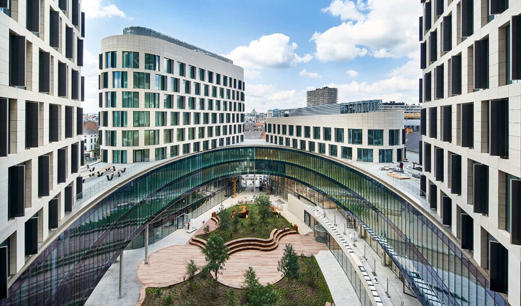 Een kwartet van gebouwen met gebogen gevels van Reynaers Aluminium