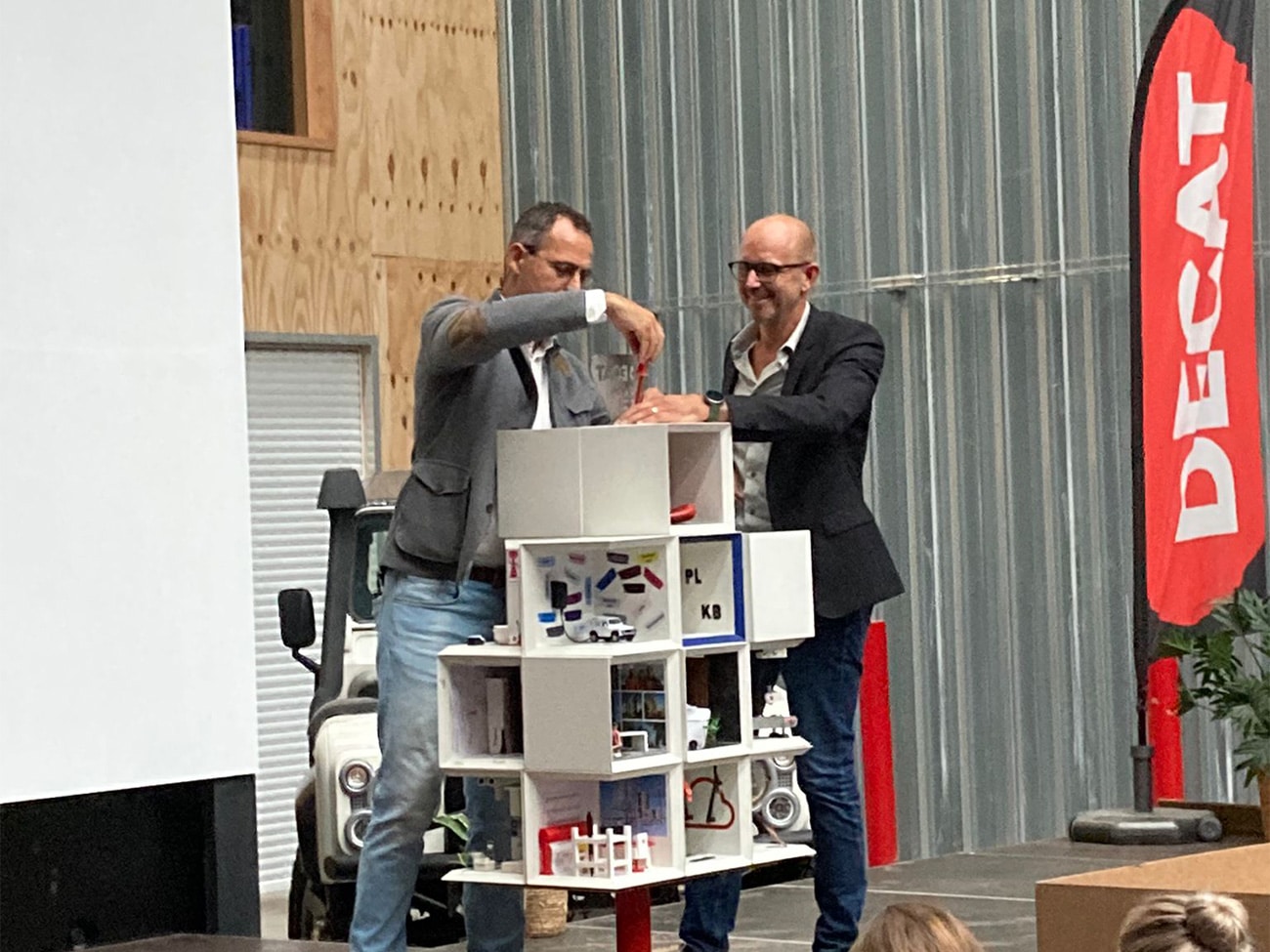 Medewerkers verrassen hun CEO met uniek DNA kunstwerk en vieren 20 jaar ...