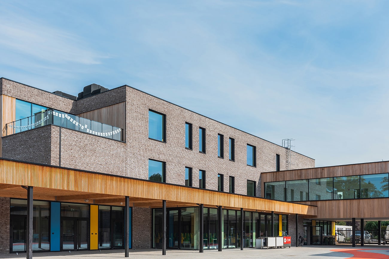 Moderne nieuwbouw voor een warme school