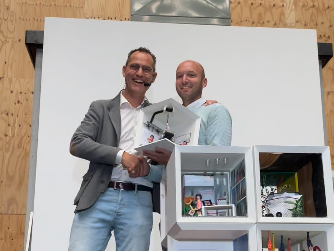 Medewerkers verrassen hun CEO met uniek DNA kunstwerk en vieren 20 jaar ...