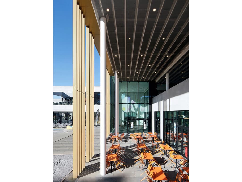 Vernieuwd winkelcentrum baadt in het licht