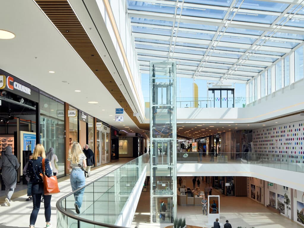 Vernieuwd winkelcentrum baadt in het licht