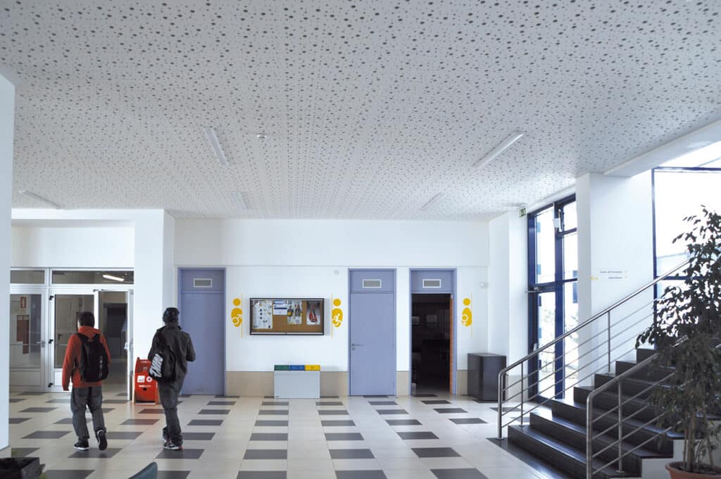 PERFECT AFGEWERKTE PLAFONDS DOOR NIEUWE GENERATIE GEPERFOREERDE GIPSPLATEN