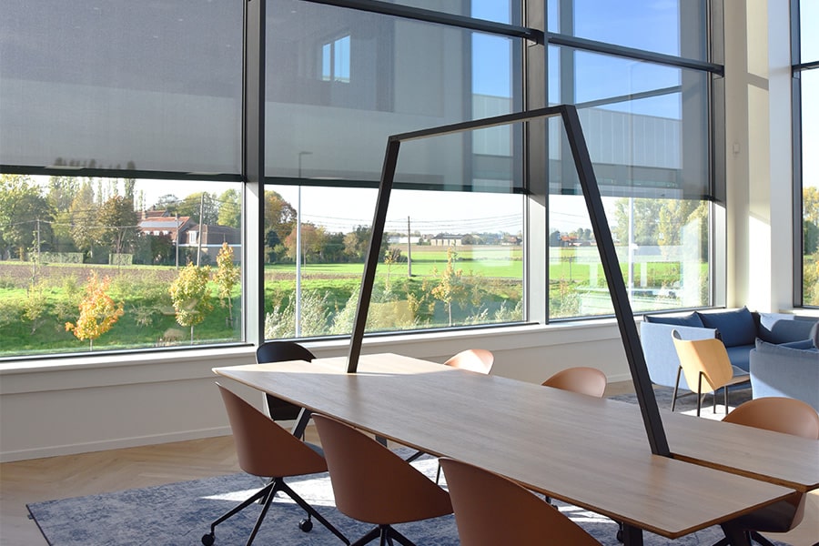 Functionele doekzonwering beschermt personeel tegen overtollig zonlicht