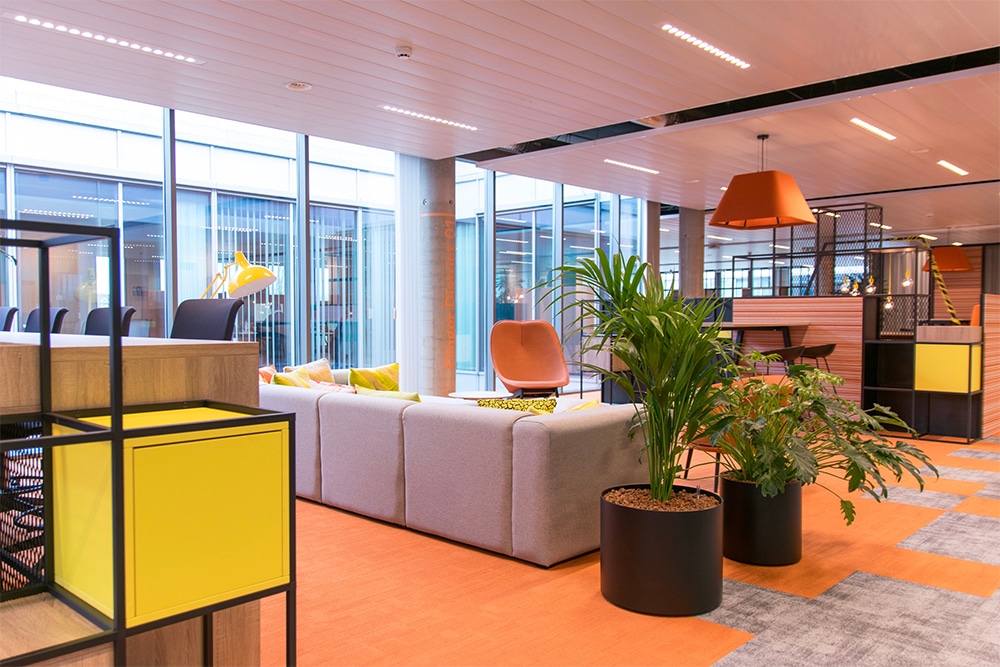 Hybride kantoor met grote verscheidenheid aan werkplekken