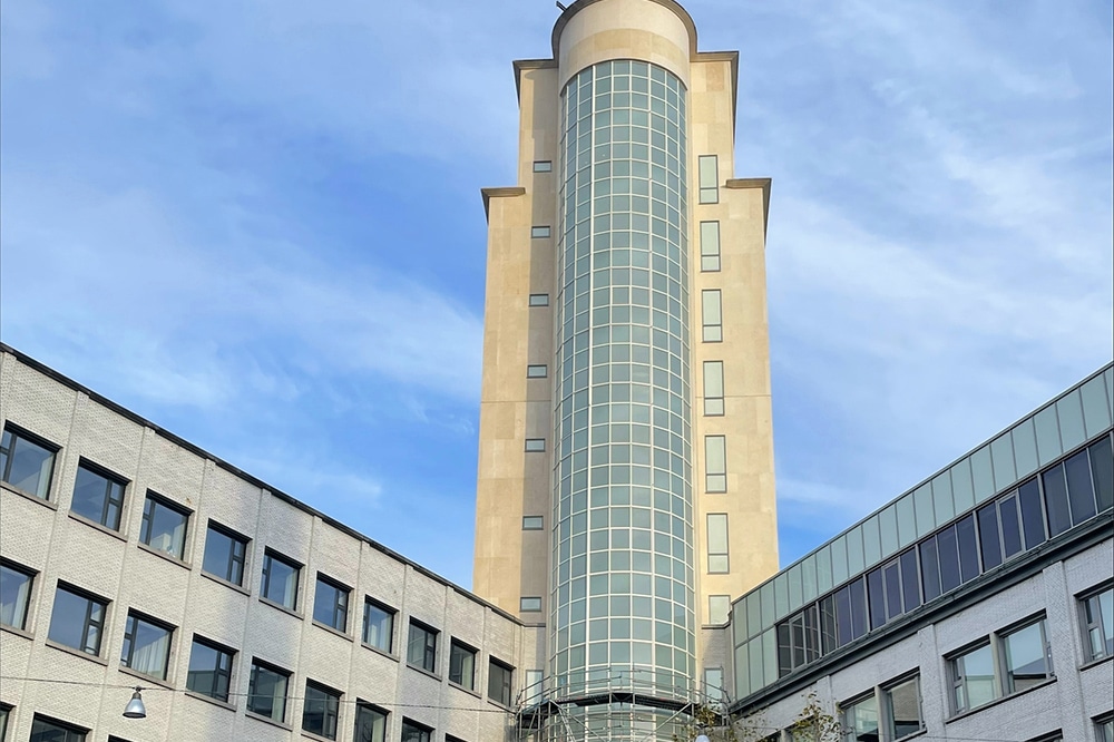 De toren van Den Bell in Antwerpen in een nieuw (en warmer) jasje